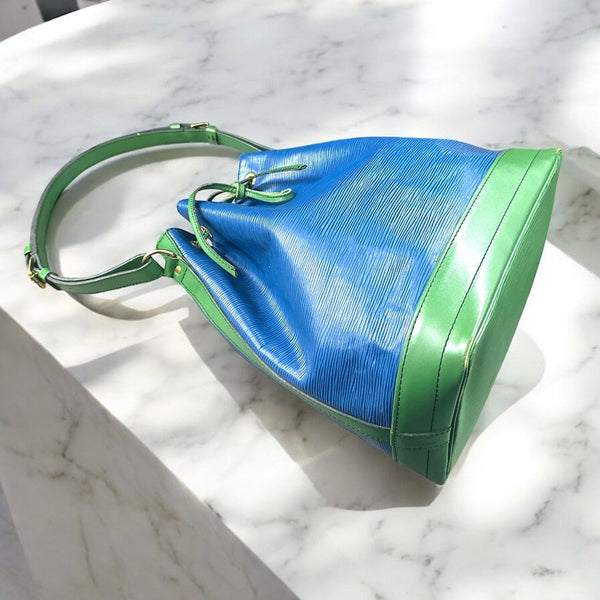 Louis Vuitton Drawstring Bag (H34 x L25 x W19 cm) with dustbag – Cash ...